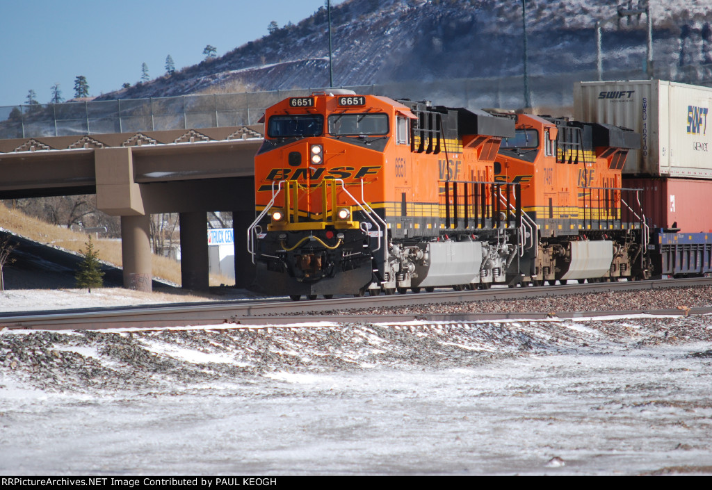 BNSF 6651 comes around the bend as she pulls a westbound Z-Train.